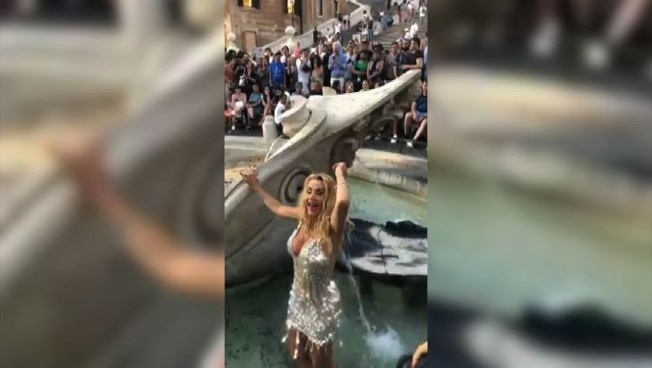 Valeria Marini fa il bagno nella Barcaccia: 550 euro di multa – Il Tempo