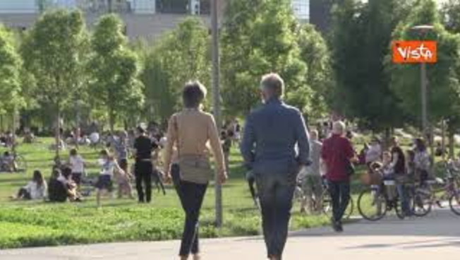 Parco Biblioteca degli Alberi a Milano stracolmo di gente nel sabato ...