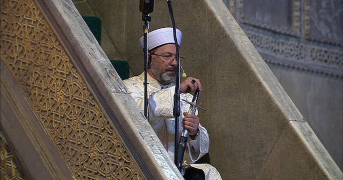 L'imam di Santa Sofia sfida la cristianità: entra in moschea con una ...