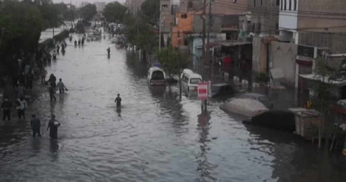 Monsoni in Pakistan, le strade di Karachi diventano fiumi – Il Tempo