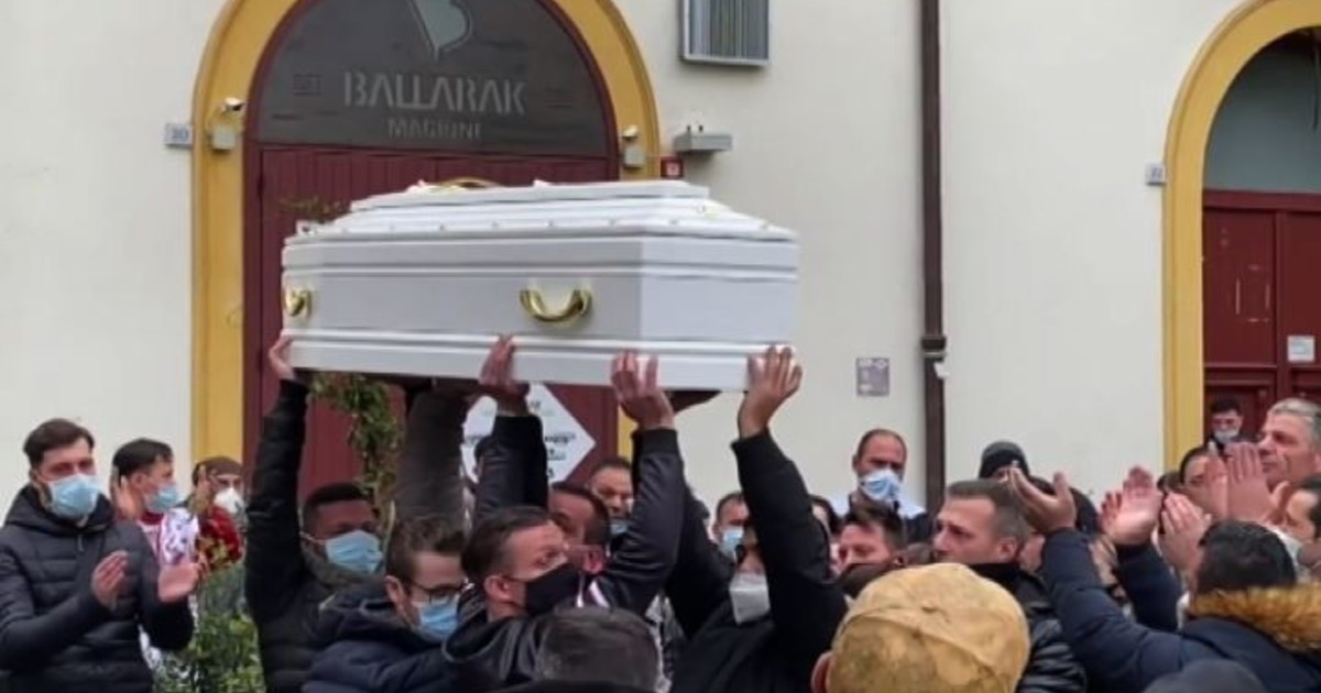 Palermo saluta la bambina morta per asfissia, TikTok sotto accusa – Il ...