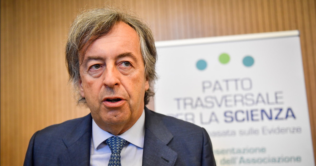 Vaccino, il virologo Burioni disintegra il governo su Astrazeneca dal ...