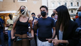 1999 L'eredità La contessa Anna Maria Colleoni muore e lascia in ...