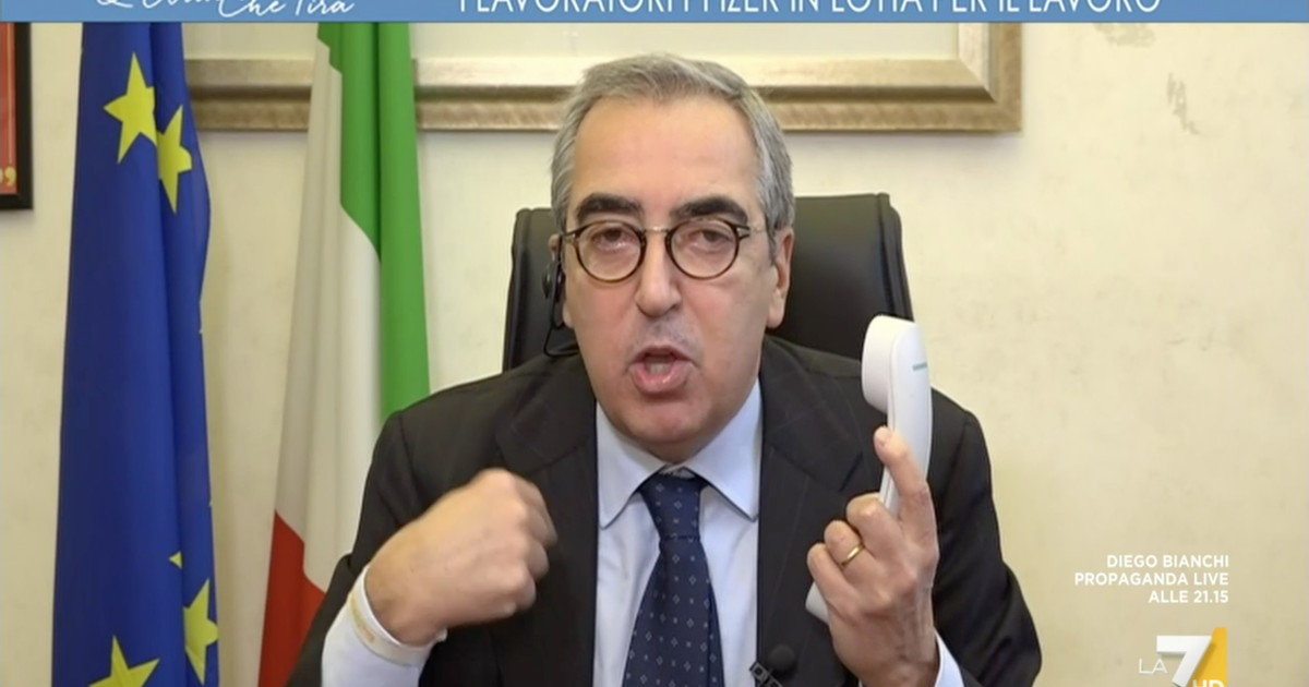 L'Aria che Tira, “alza il telefono ed intervieni”. Maurizio Gasparri ...