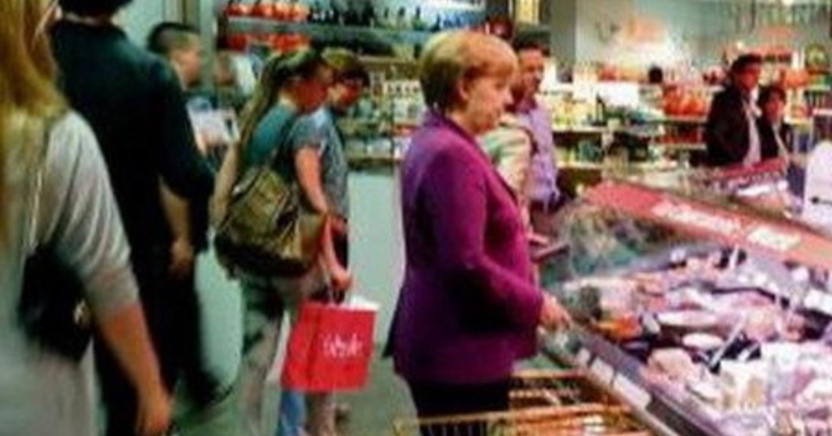 Soffia il portafoglio ad Angela Merkel davanti alla guardia del corpo ...