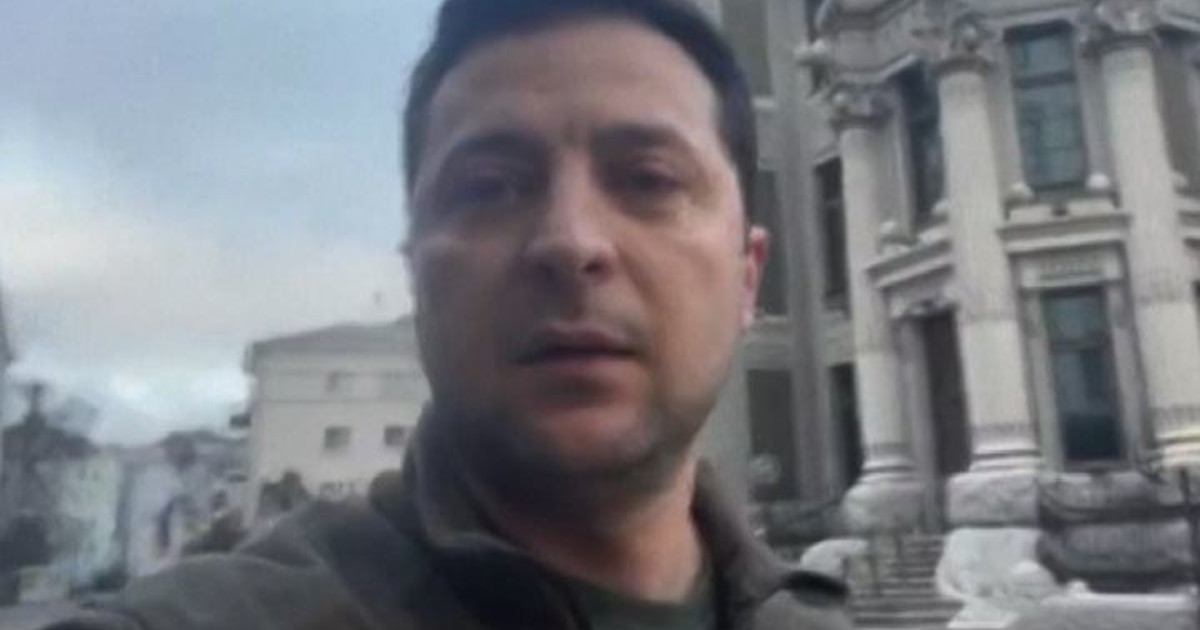 Ucraina, Zelensky: sono a Kiev, non deponiamo armi, ci difendiamo – Il ...