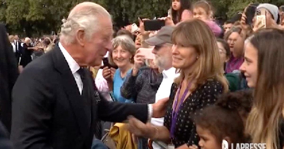 Re Carlo III e il bacio con la suddita: cos'è successo tra la folla ...