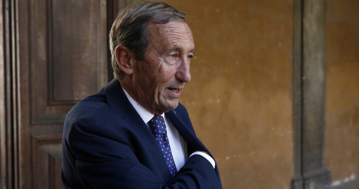 Gianfranco Fini a piedi scherza sulla via per la Camera dei deputati – Il Tempo