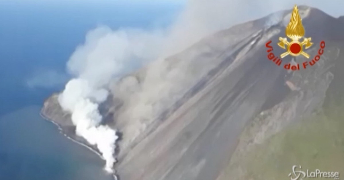 Stromboli, eruzione e lava in mare: crolla una parte della terrazza ...