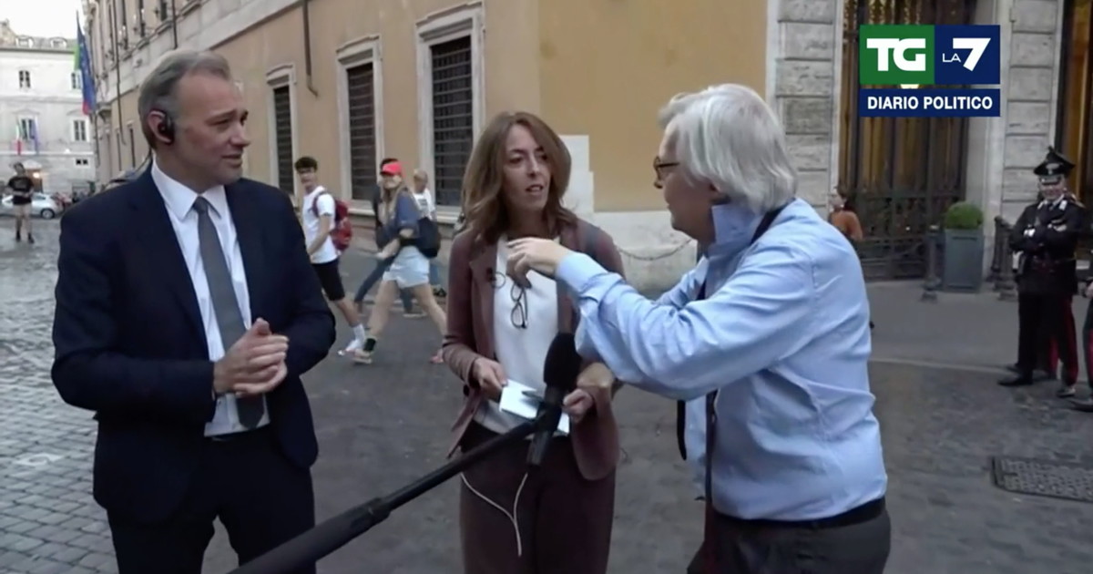 Sgarbi irrompe in diretta per baciare Richetti, gelo da Mentana ...