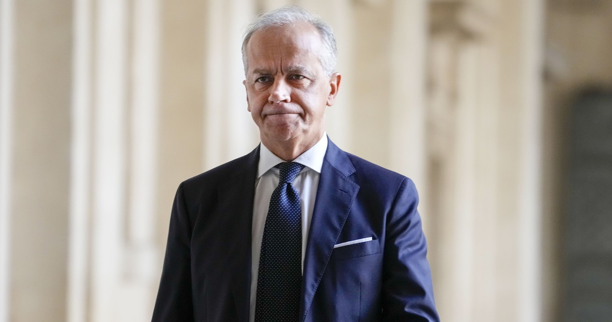 Emergenza migranti, Piantedosi contro le Ong: potrei vietare gli ...