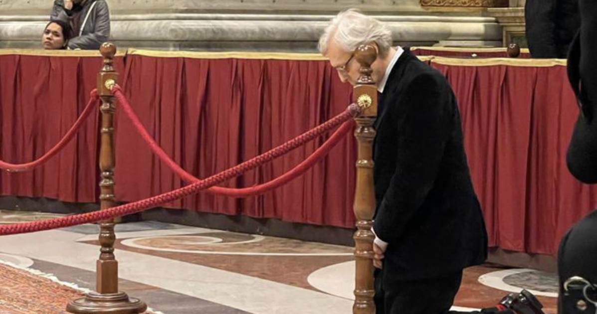 Funerali Ratzinger, Vittorio Sgarbi in ginocchio davanti a Papa ...