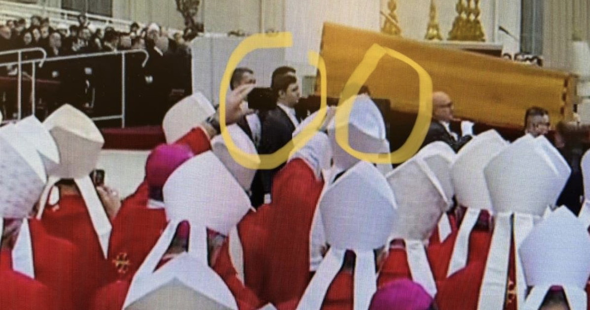 Funerali Ratzinger, Mario Giordano svela le foto scattate dai cardinali ...