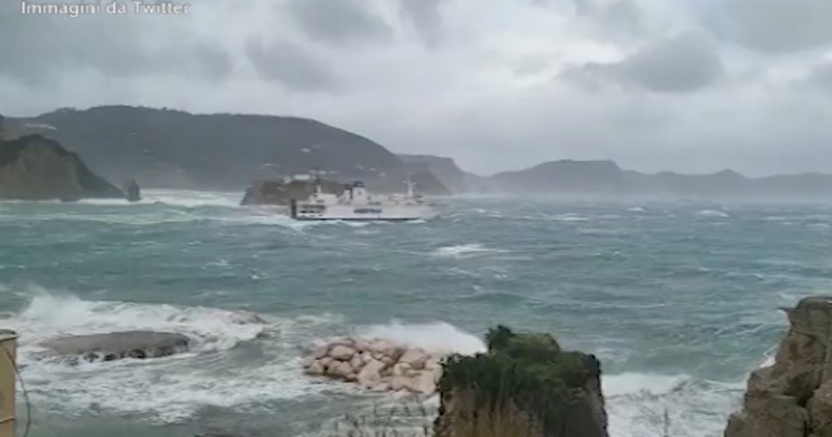 Ponza, il traghetto nel mare in tempesta tra le onde alte 8 metri – Il ...