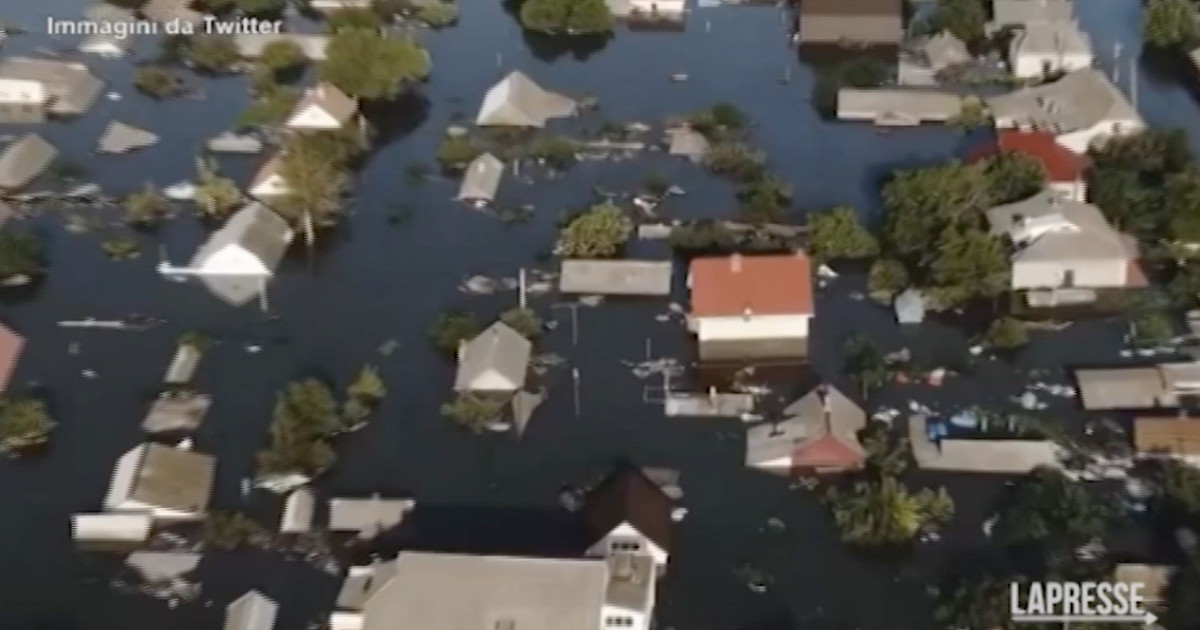 Diga distrutta in Ucraina, l'acqua sale e fa paura: strade e case ...