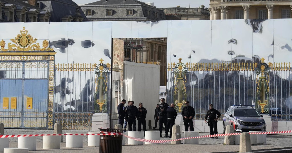 Terrorism, new bomb threat explodes in Versailles. The evacuated palace ...