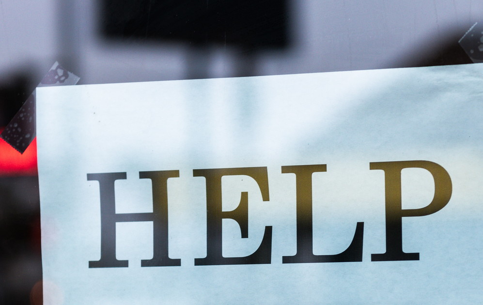 Reggio Calabria, bambine mostrano il cartello "Help": che succede in ...