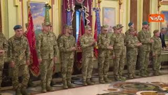 Zelensky premia soldati nel giorno delle forze armate ucraine – Il Tempo