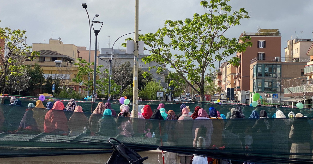 Ramadan, i musulmani pregano e le donne vengono segregate dentro un ...