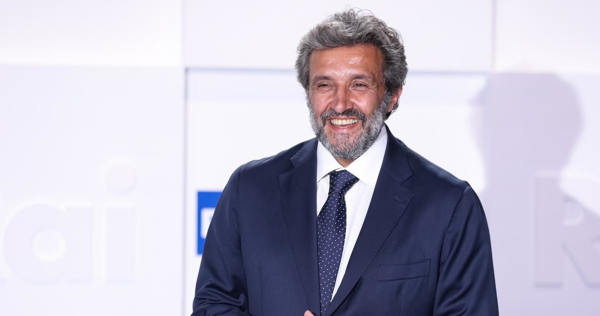 Flavio Insinna "ha bussato alla porta di La7". L'ipotetico "duello" con ...