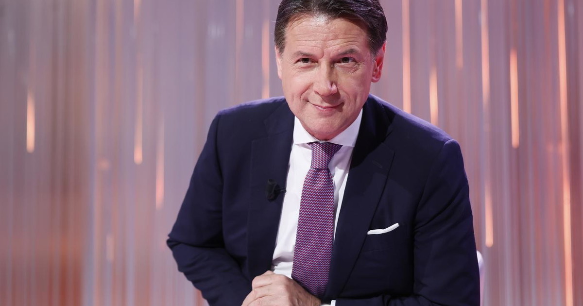 Sventoliamo il tricolore in piazza Conte riunisce i grillini a Roma