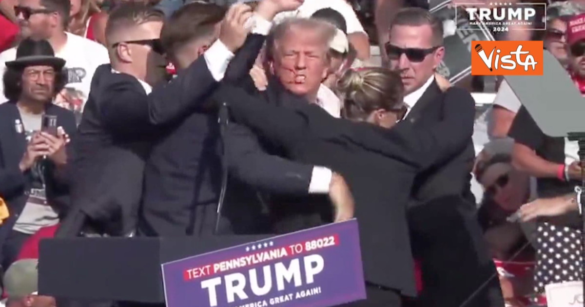Trump e i primi momenti dopo l' attentato | alza il pugno con l ...