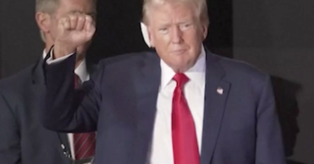 Trump, a Milwaukee standing ovation dopo l'attentato. E l'orecchio ...