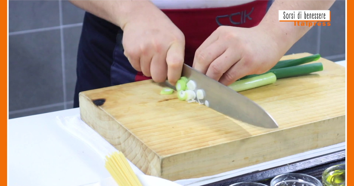 Sorsi di benessere - Crema leggera di zucchine, cipollotto e mandorle ...