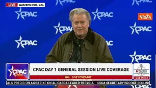 Steve Bannon al Cpac ripete il gesto col braccio di Musk e lo slogan di ...