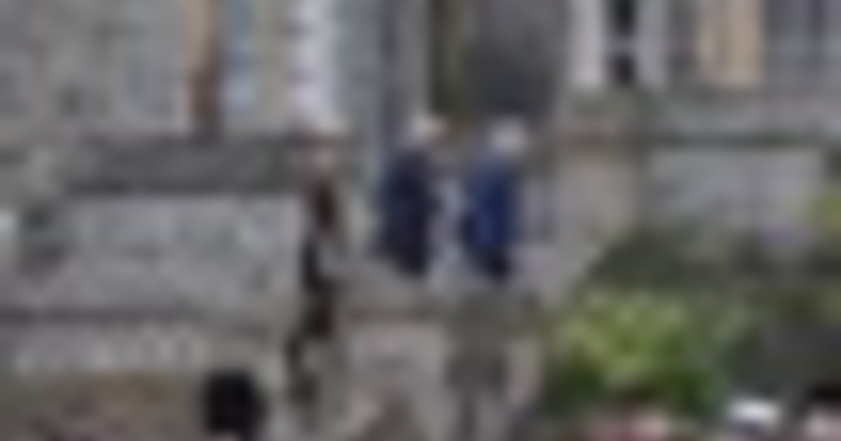 Trump mette la mano sulla schiena di Carlo III e infrange protocollo ...