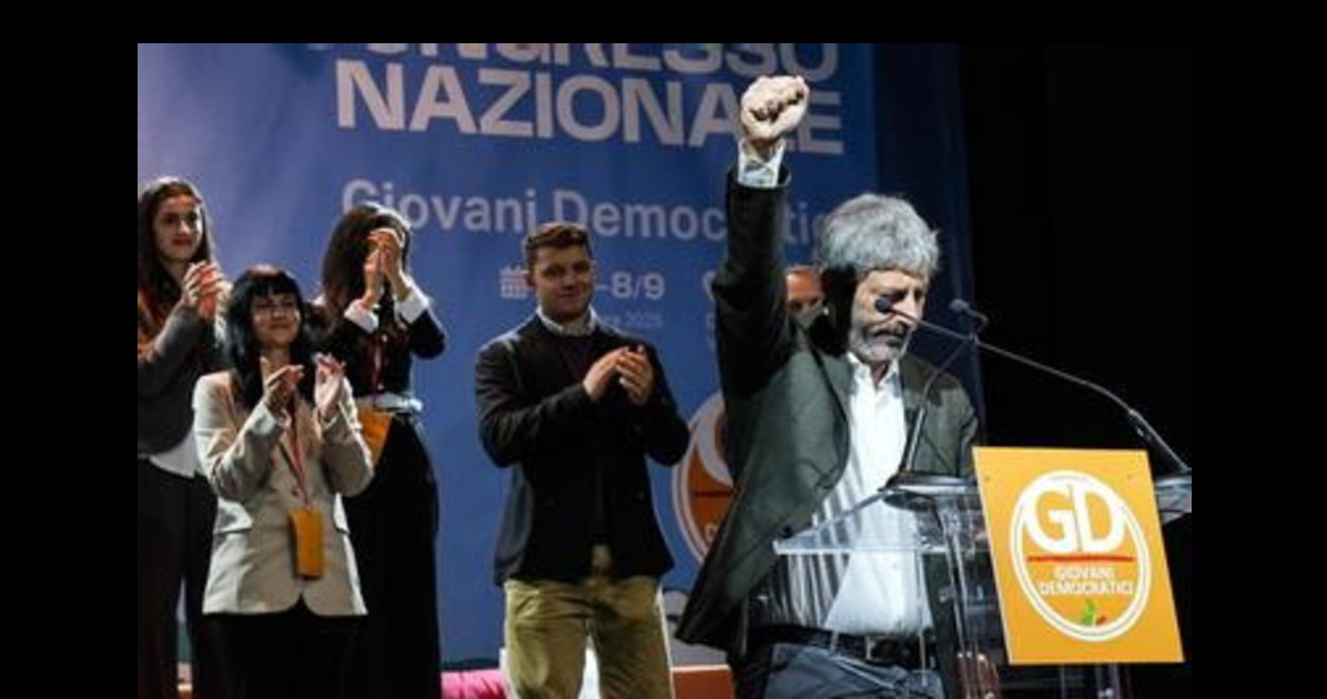 Il saluto col pugno chiuso dei giovani Pd contagia anche Fico. Forza ...