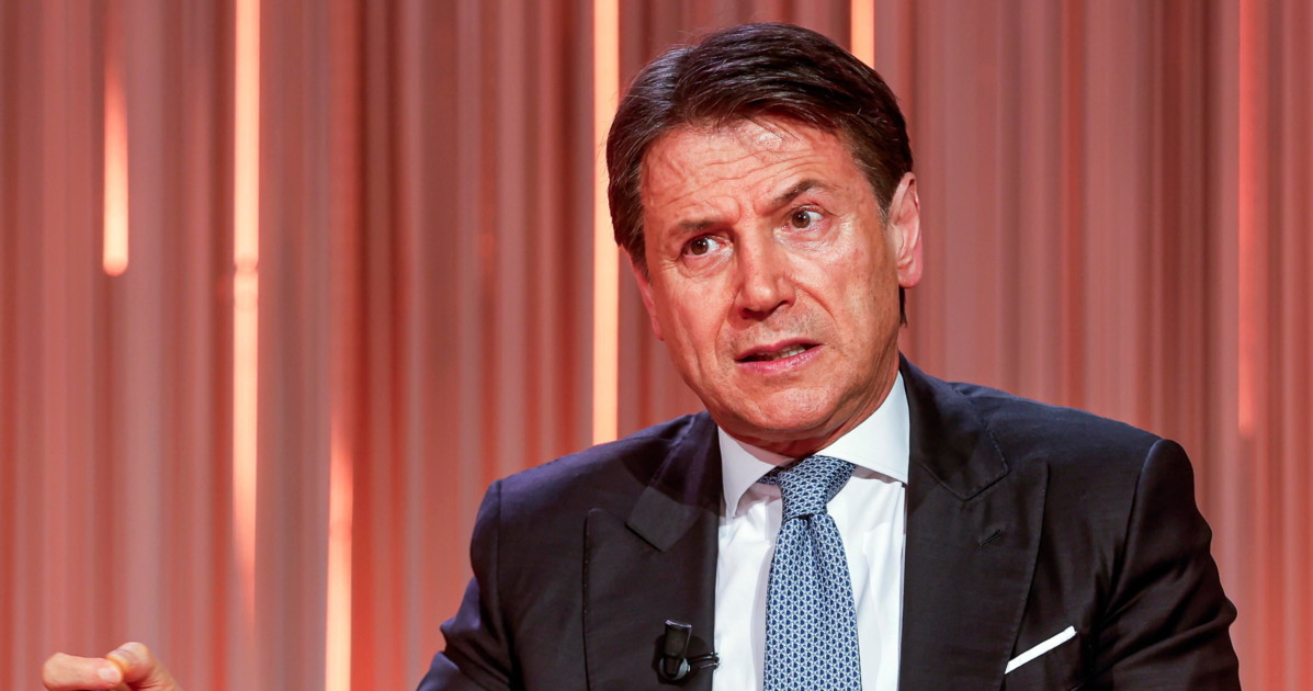 Giuseppe Conte, quella manina che continua a salutare Trump – Il Tempo