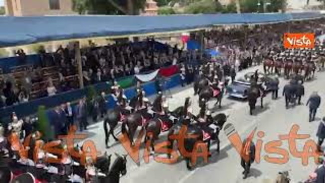 Mattarella va via a termine della Parata, sale sulla Lancia Flaminia e ...